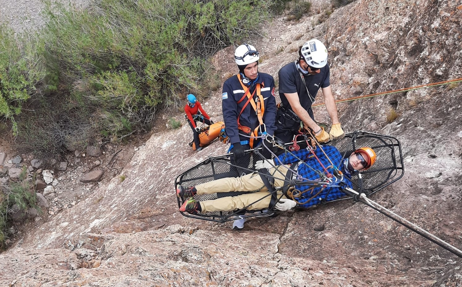 Bomberos de Rojas se capacitaron en Mendoza en rescates en altura ...