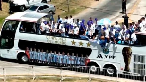 Ya partió el micro de los campeones • Diario Núcleo